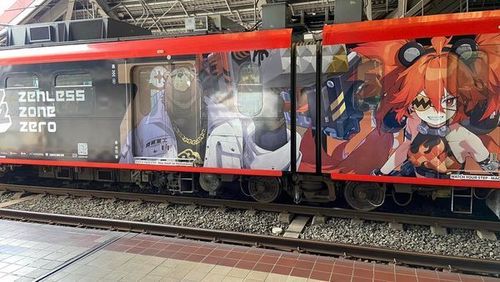 Реклама Zenless Zone Zero появилась на общественном транспорте в разных ...